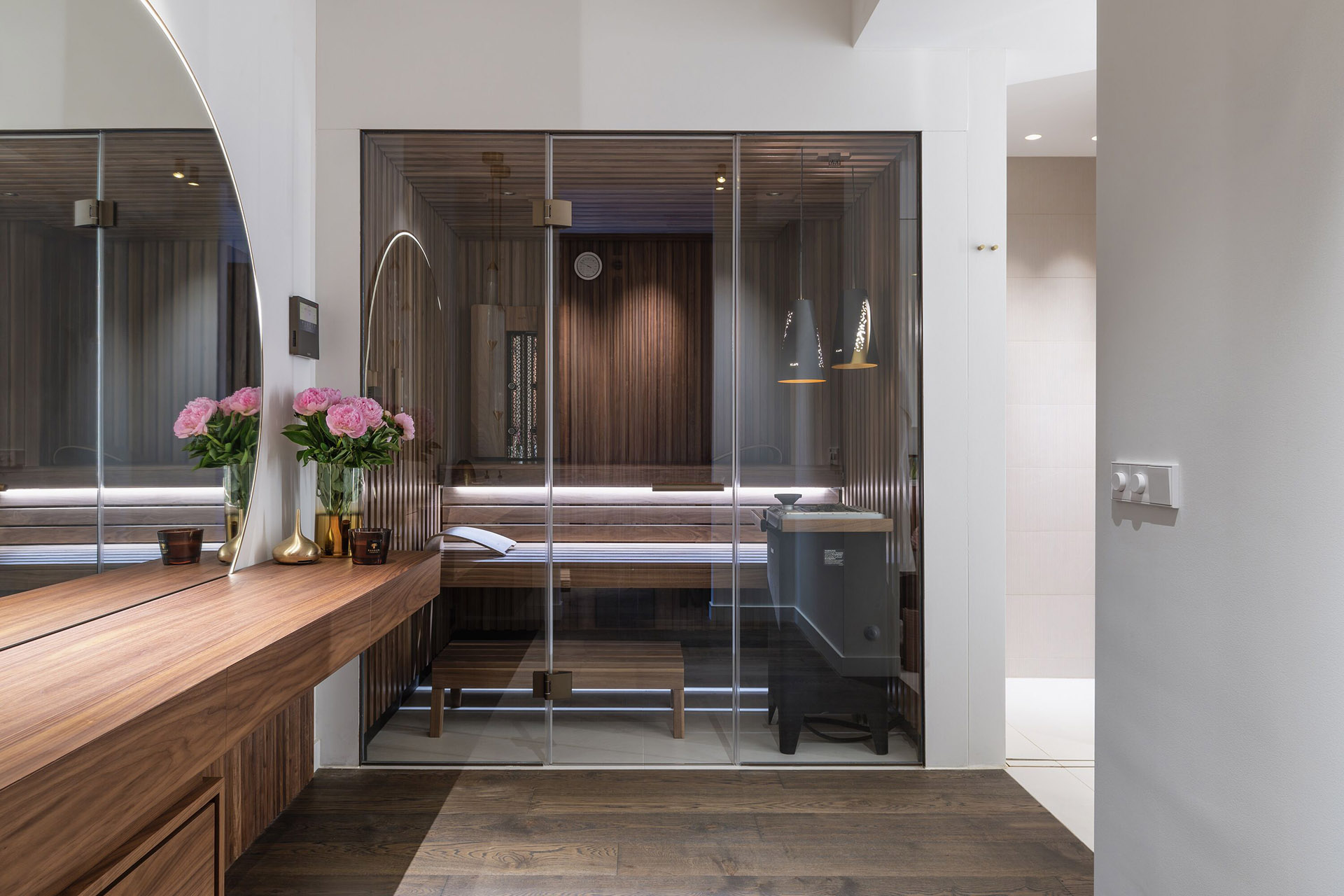 Wellnessbadkamer in monumentaal Amsterdams grachtenpand - maatwerk sauna van KLAFS steelt de ...